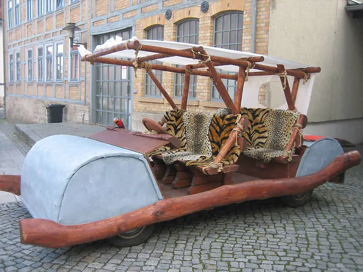 Auto de los Picapiedras: El Troncomóvil 🚗