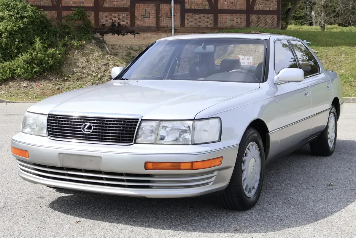 Lexus 1990: El LS400, un clásico de lujo y confiabilidad